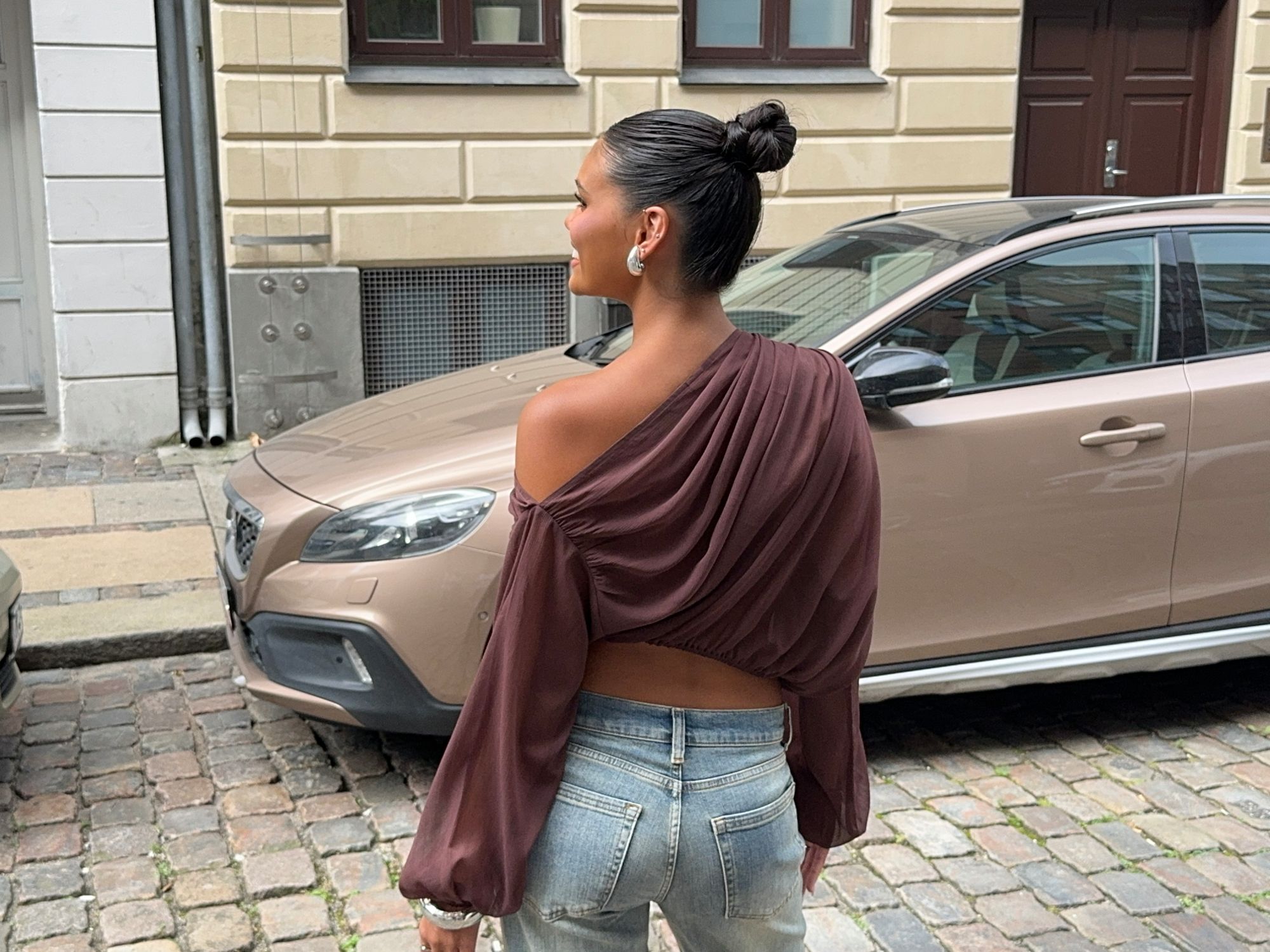 Nelly Group - Kontakter